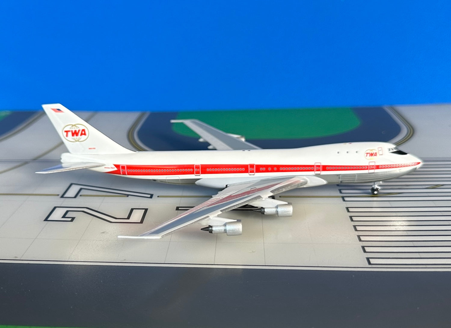 TWA Boeing 747-131 N93102 Twin Globe 1:400 scale diecast Aeroclassics ...