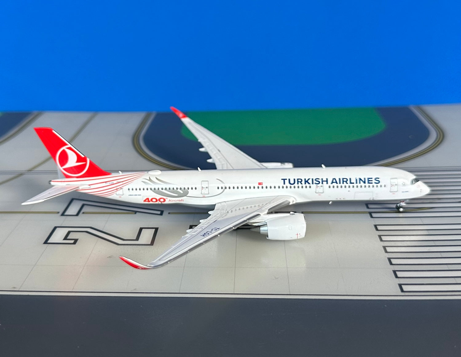 Turkish Airlines Airbus A350-941 TC-LGH, 400th aircraft 1:400 diecast ...
