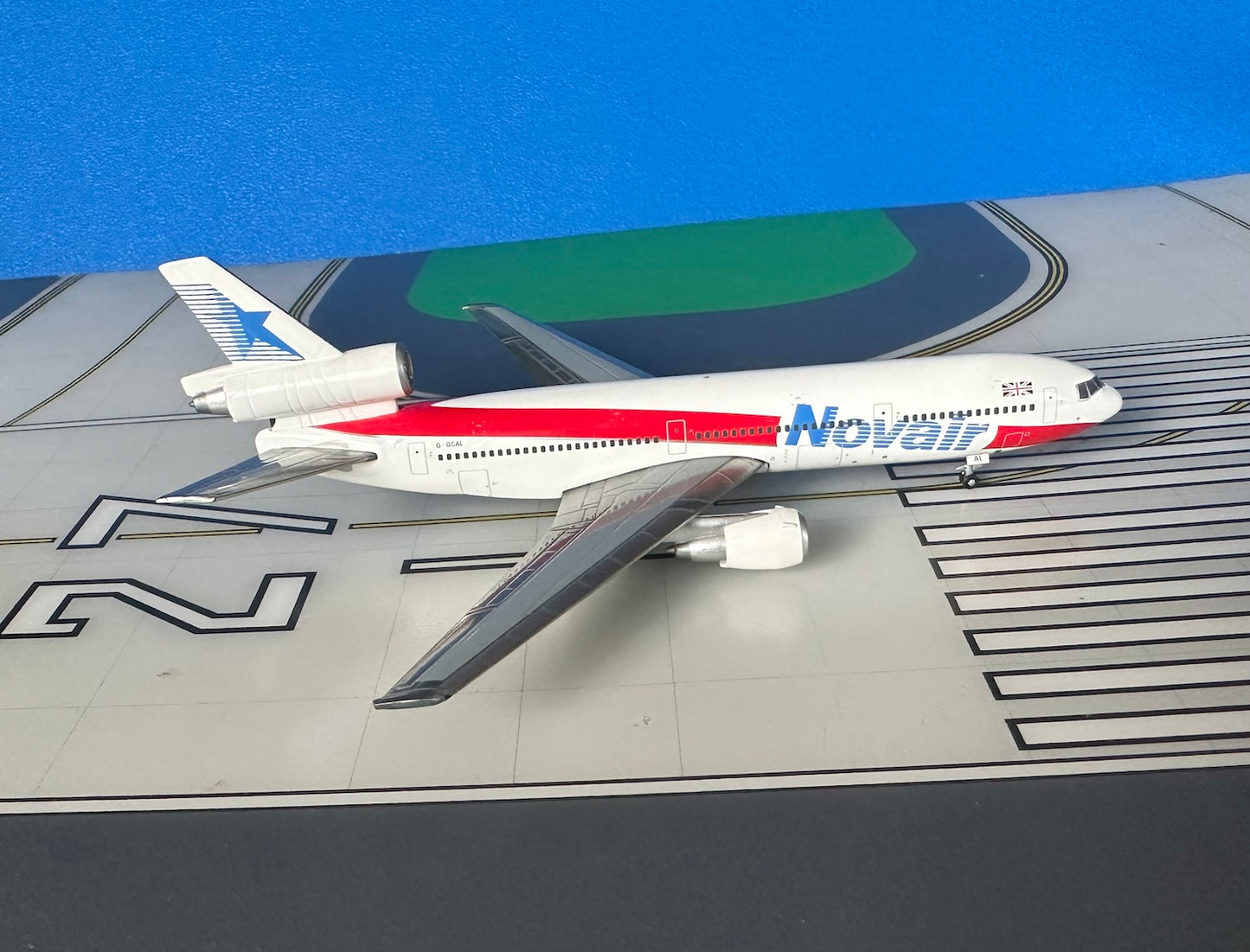 Novair Douglas DC-10-10 G-GCAL 1980s colors 1:400 scale diecast Phoeni ...