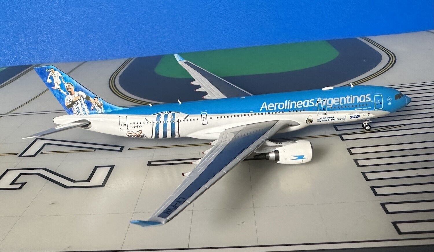 Aerolineas Argentinas Airbus A330-200 LV-FVH World Cup 1/400 scale die ...